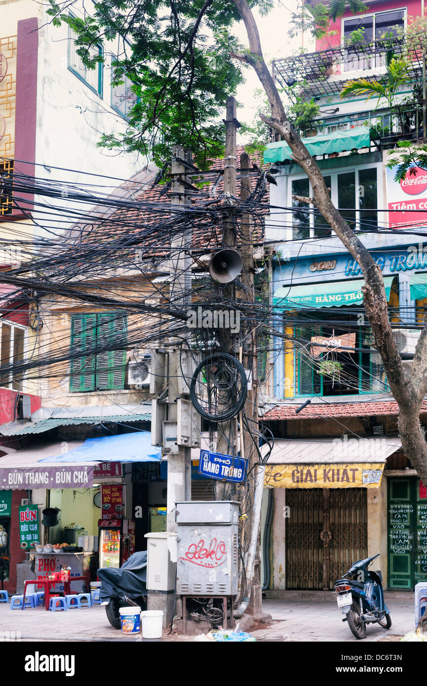 Hanoi, Vietnam - typique enchevêtrement de câbles électriques et ...