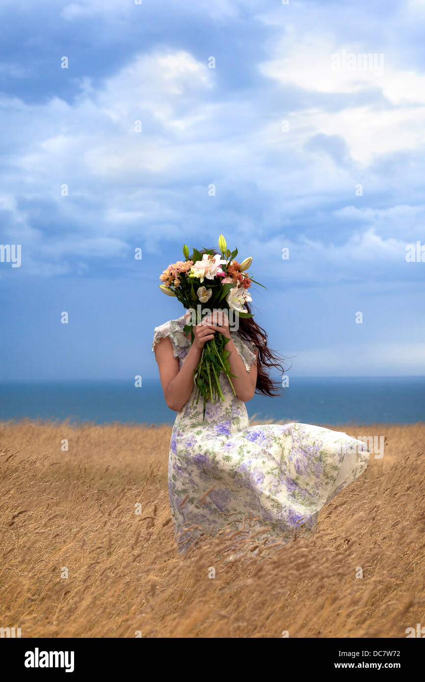 Fille Dans Le Champ De Fleurs Banque De Photographies Et Dimages à