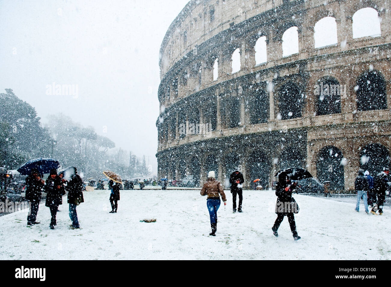 Snow falling in rome Banque de photographies et d’images à haute ...