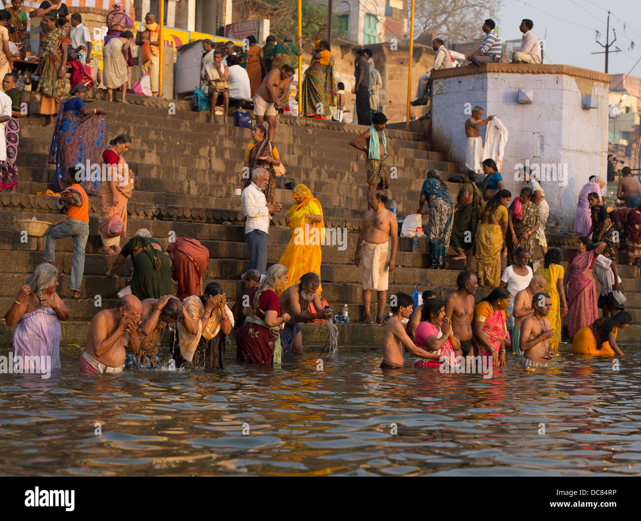 Bathing and purification in the ganges river at dawn varanasi Banque de ...