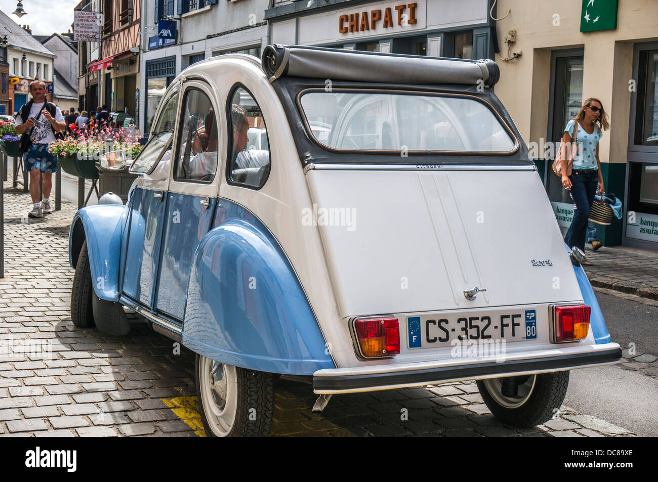 Citroen bleu 2cv Banque de photographies et d’images à haute résolution ...