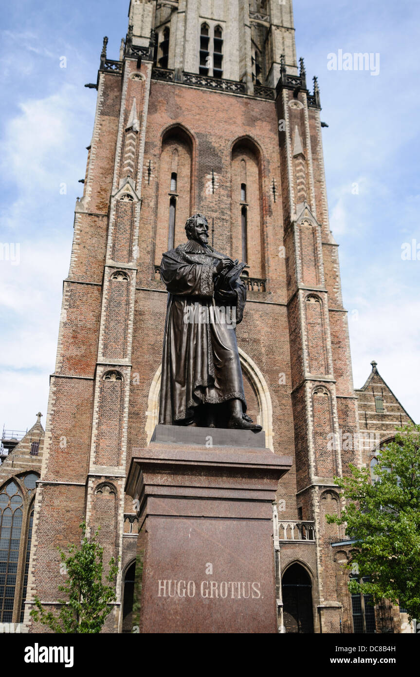 Statue de Hugo Grotius à Delft, Pays-Bas, qui ont posé les fondements ...