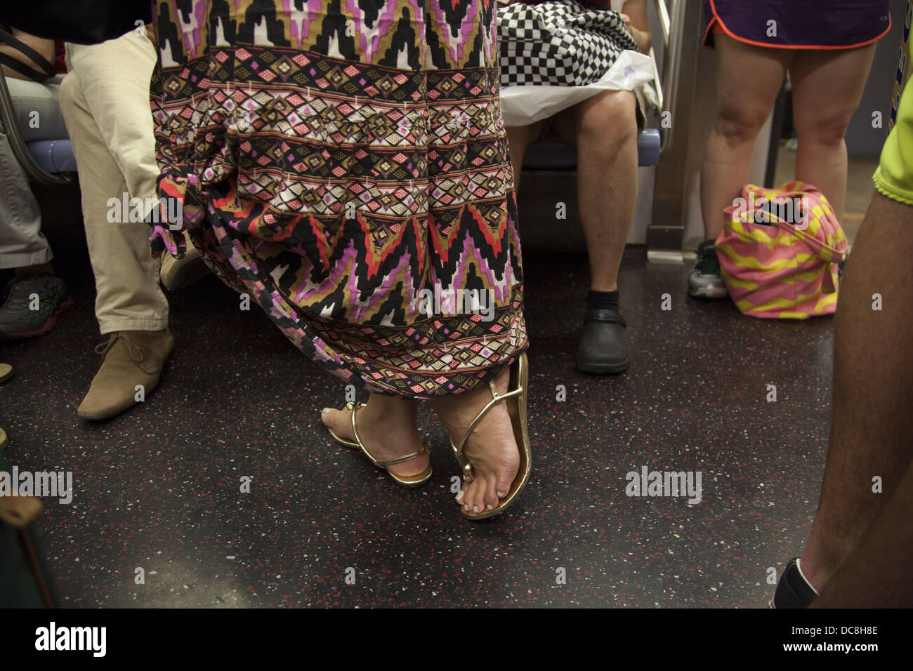 Subway legs Banque de photographies et d’images à haute résolution - Alamy