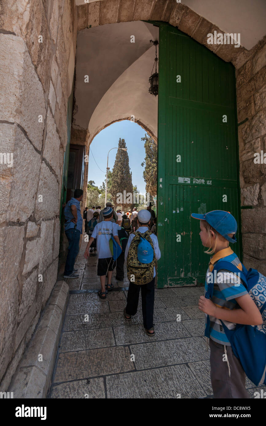 Jérusalem, Israël. Un groupe de Juifs juif quitter le mont du temple ...