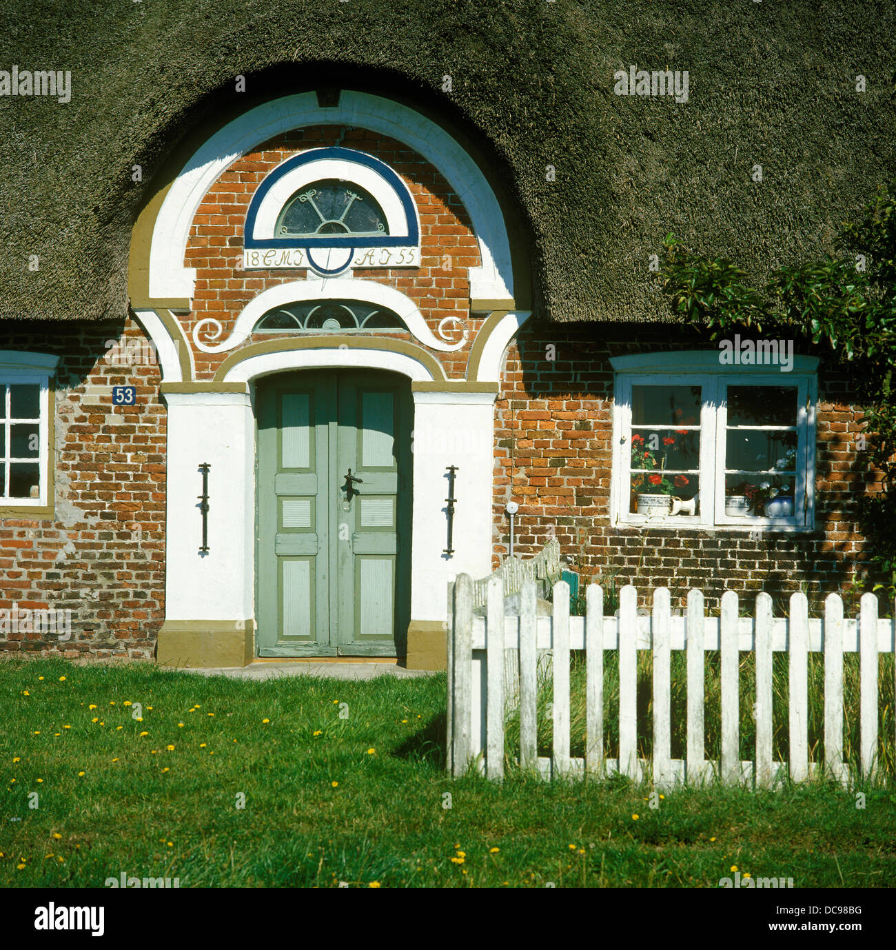 Maison de campagne avec un toit de chaume Photo Stock - Alamy