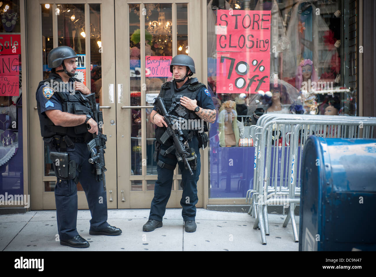 Des agents de police des armes Banque de photographies et d’images à ...