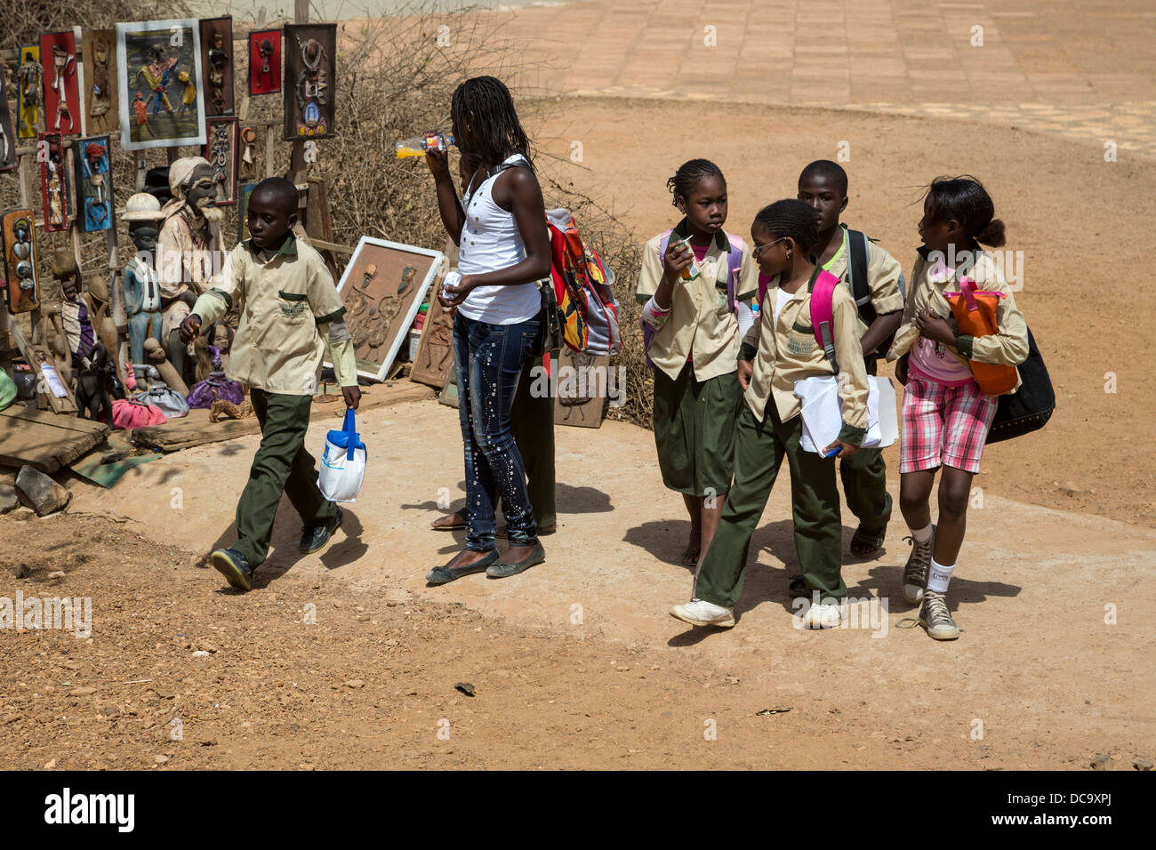 Les élèves de collège sénégalais se rendant sur l'île de Gorée, au ...