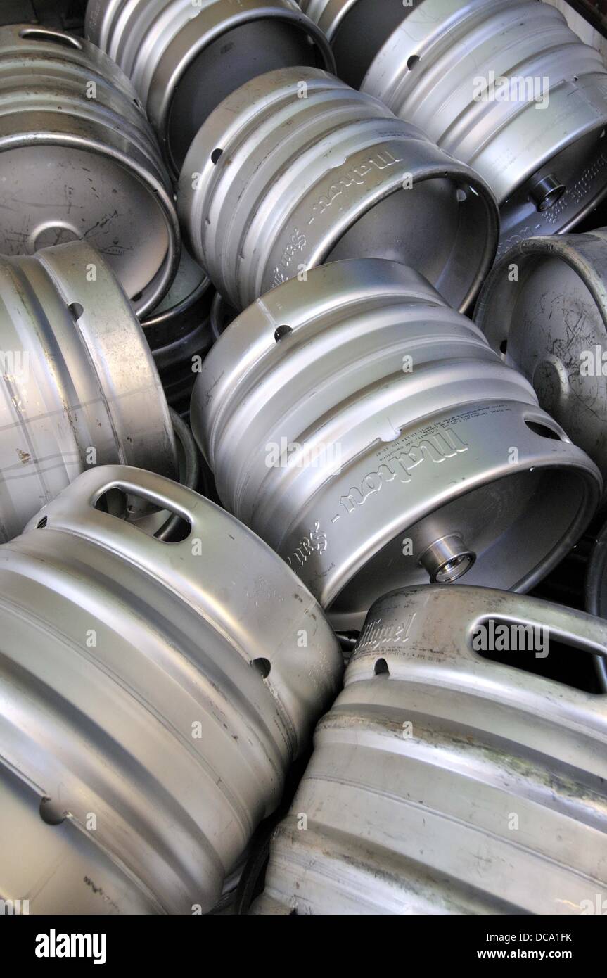 Metal cans Banque de photographies et d’images à haute résolution - Alamy