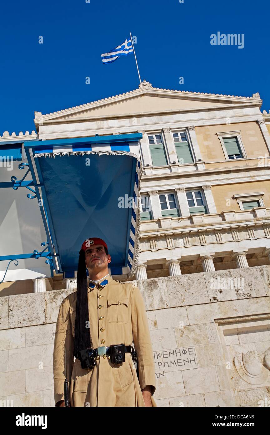 "Soldats evzones' on guard au Monument au Soldat inconnu et le ...