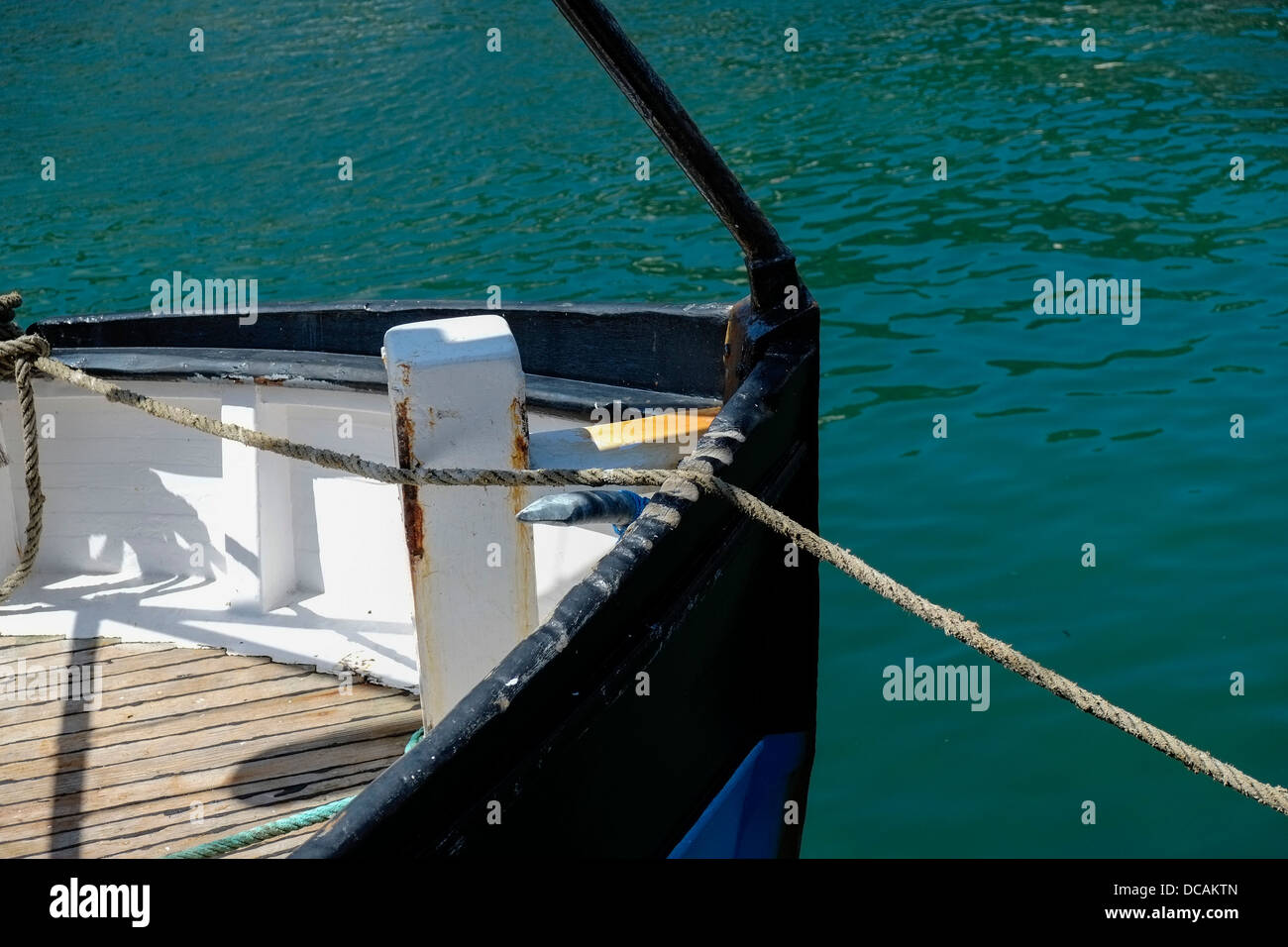 La proue du bateau de pêche amarré à Looe Photo Stock - Alamy