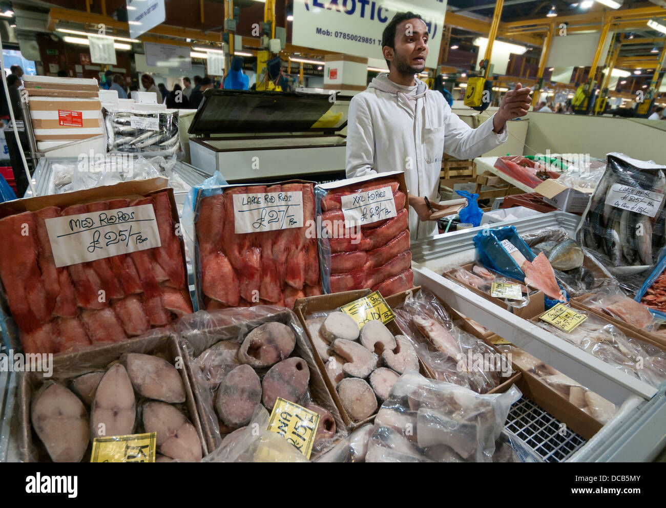 Poissonnier au marché aux poissons Banque de photographies et d’images ...