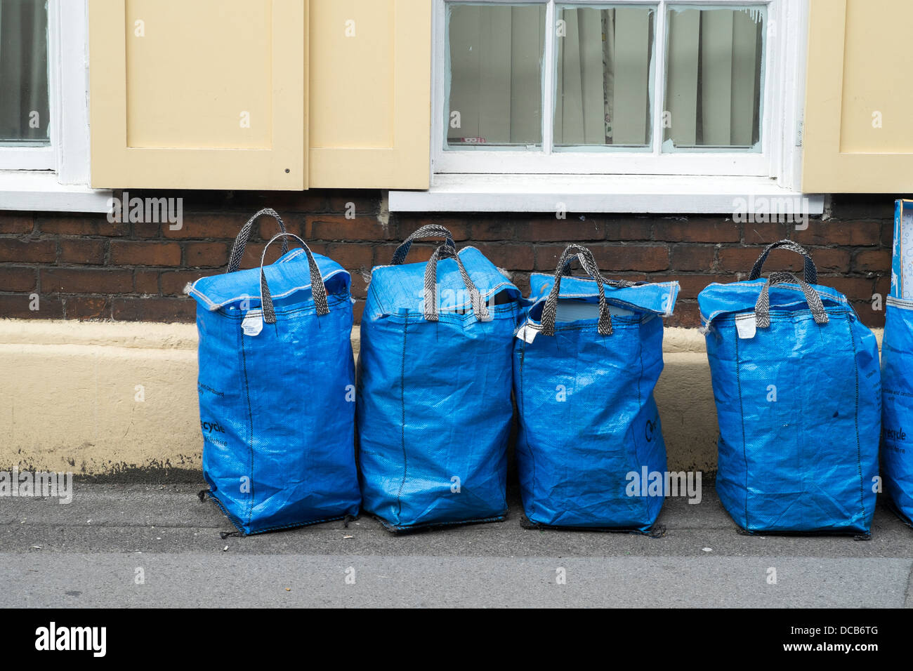 Rangée de UK sacs bleus pour le recyclage des déchets ménagers en ...