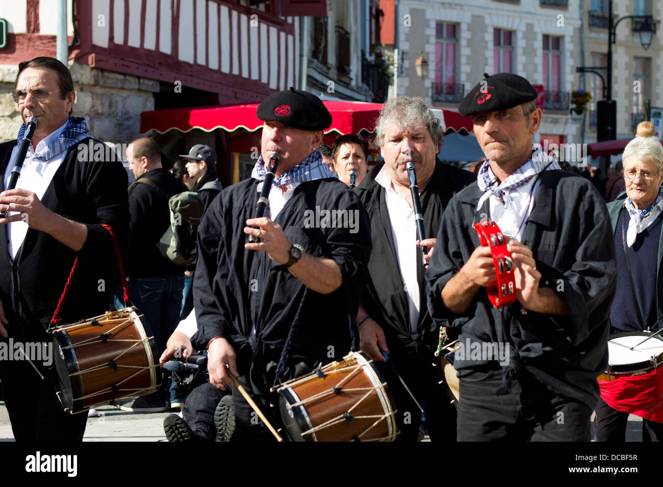 Pays basque costume france Banque de photographies et d’images à haute ...
