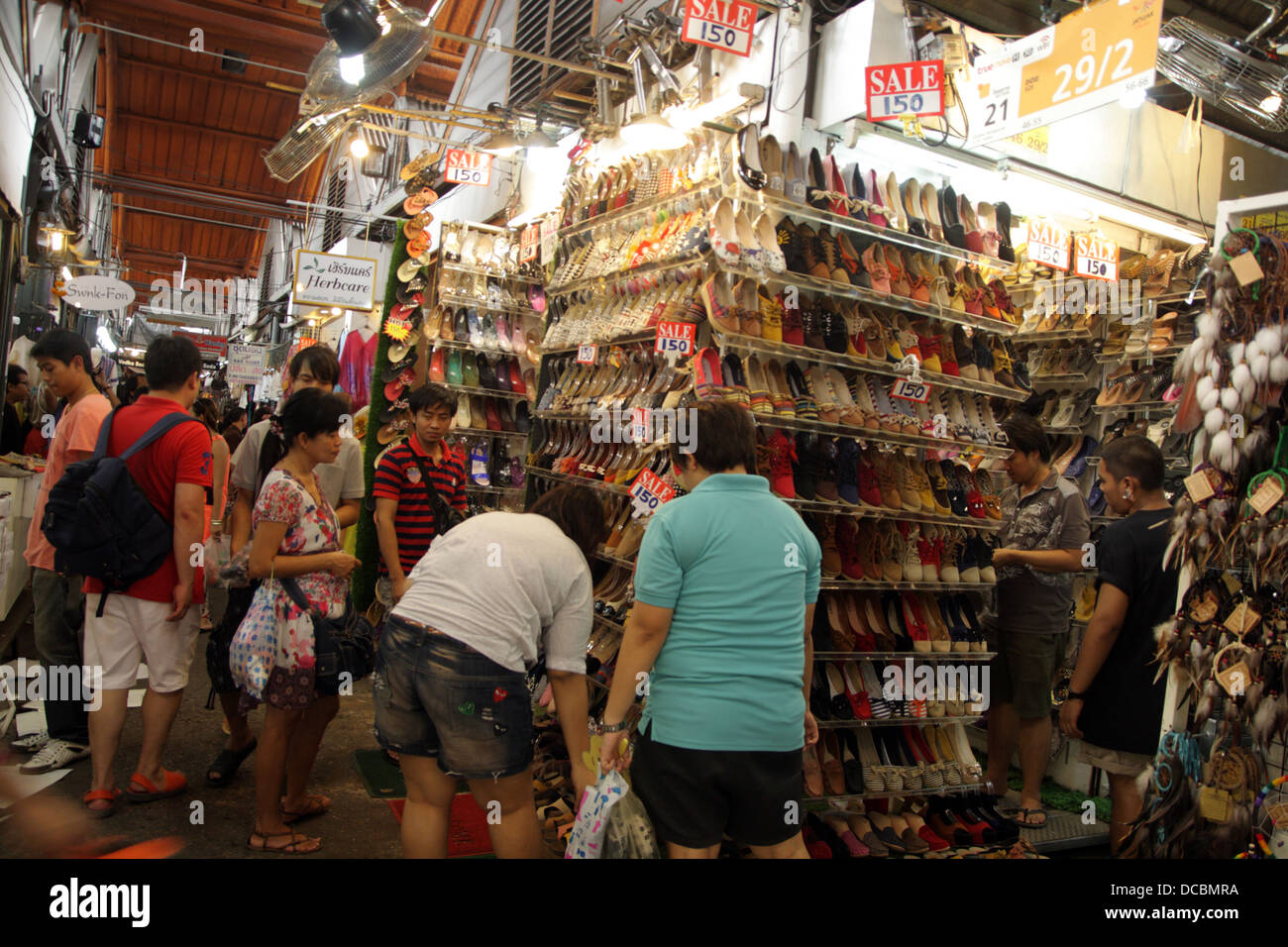 Shoe shop chatuchak market bangkok Banque de photographies et d’images ...