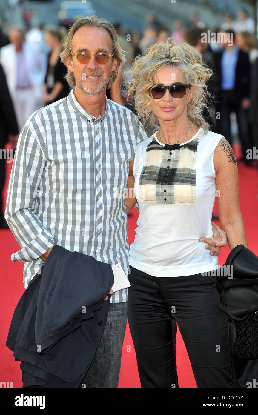 Mike Rutherford Rutherford et Angie George Harrison UK film premiere ...