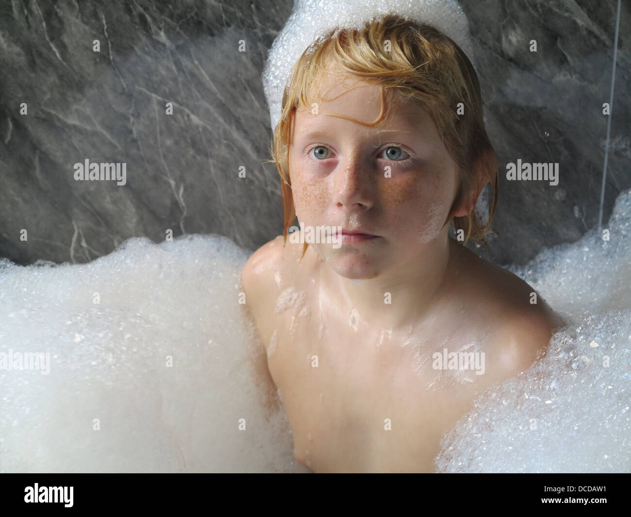 Garçon bain Banque de photographies et d’images à haute résolution - Alamy