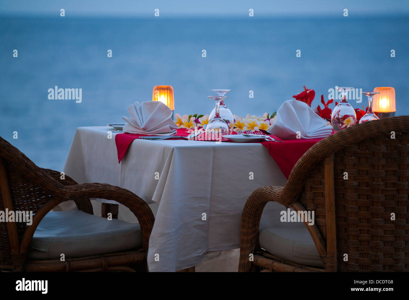 Set de table pour un repas au bord de la mer Photo Stock - Alamy