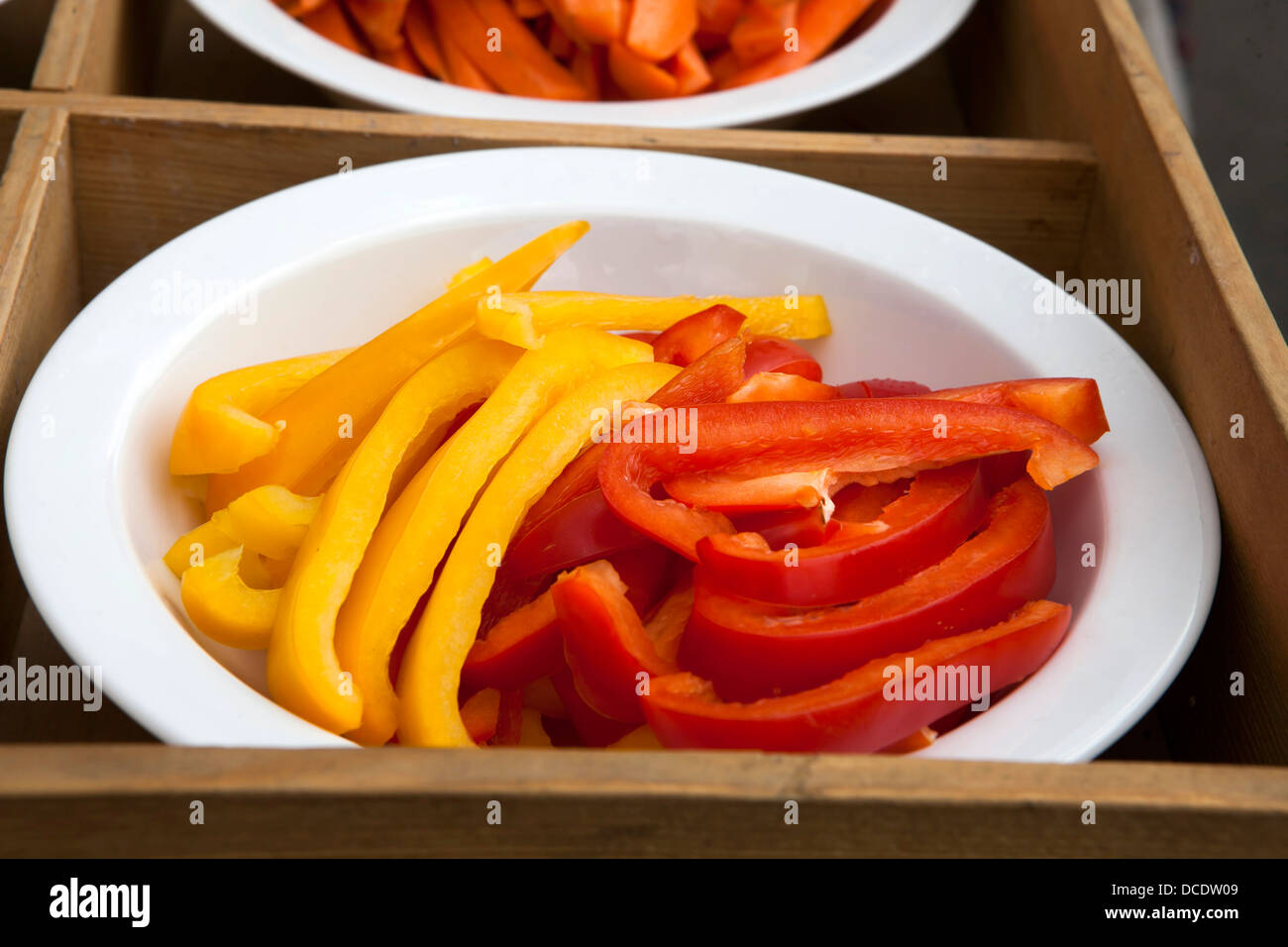 En tranches de poivrons de couleurs rouge et jaune sur la plaque dans ...