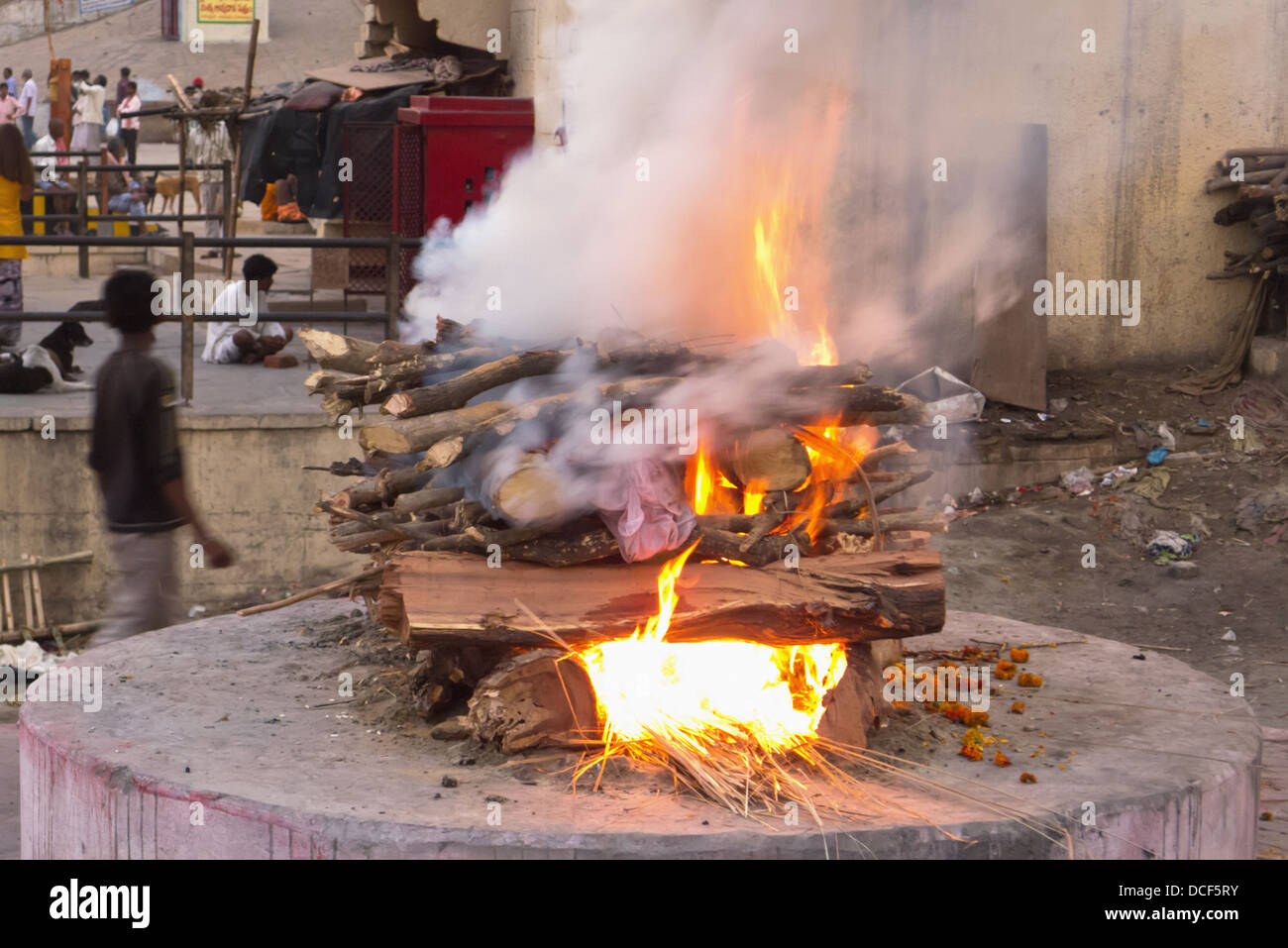 Indian burning funeral pyre Banque de photographies et d’images à haute ...
