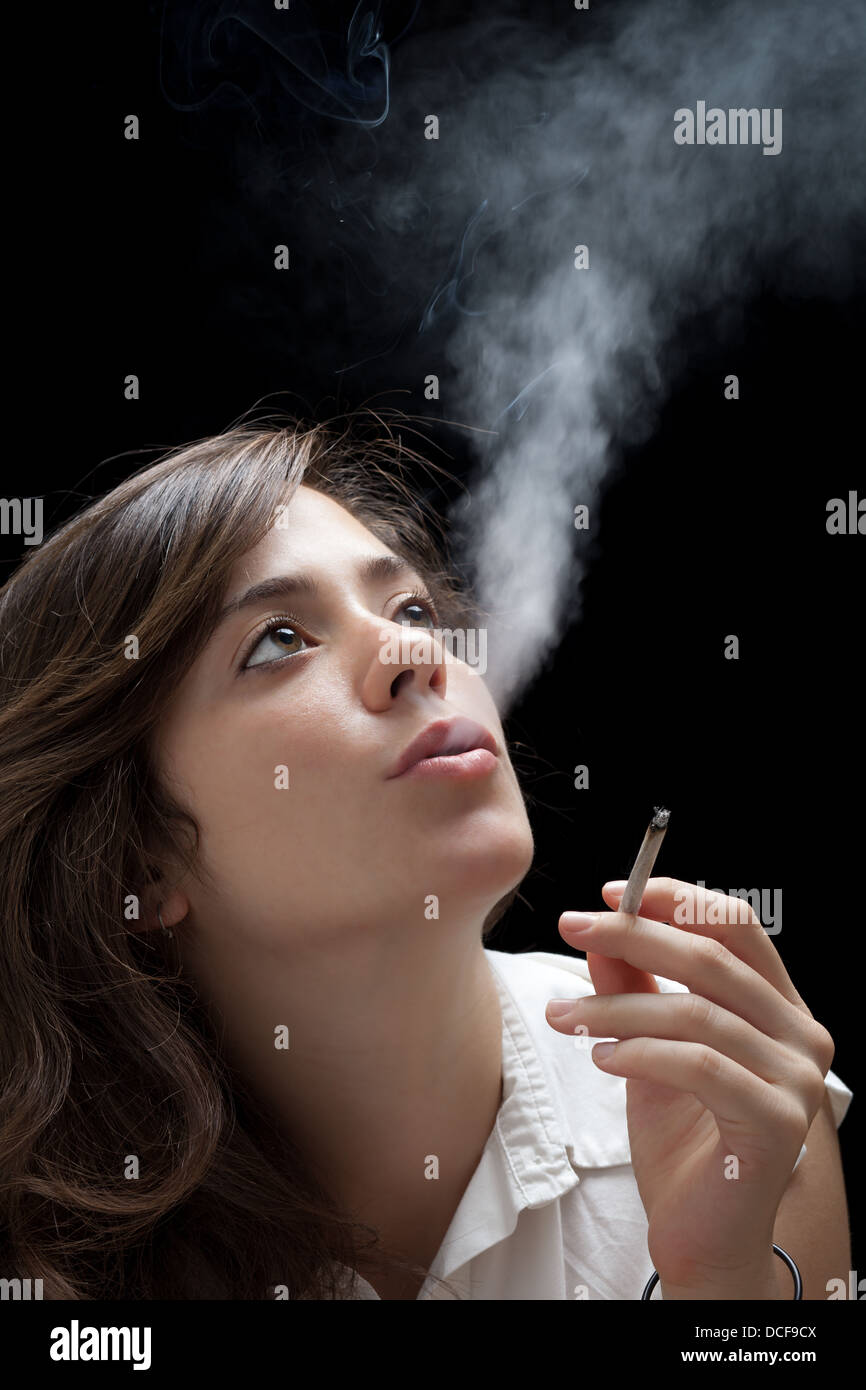Fille Blanche Fumant Une Cigarette Banque d'image et photos - Alamy