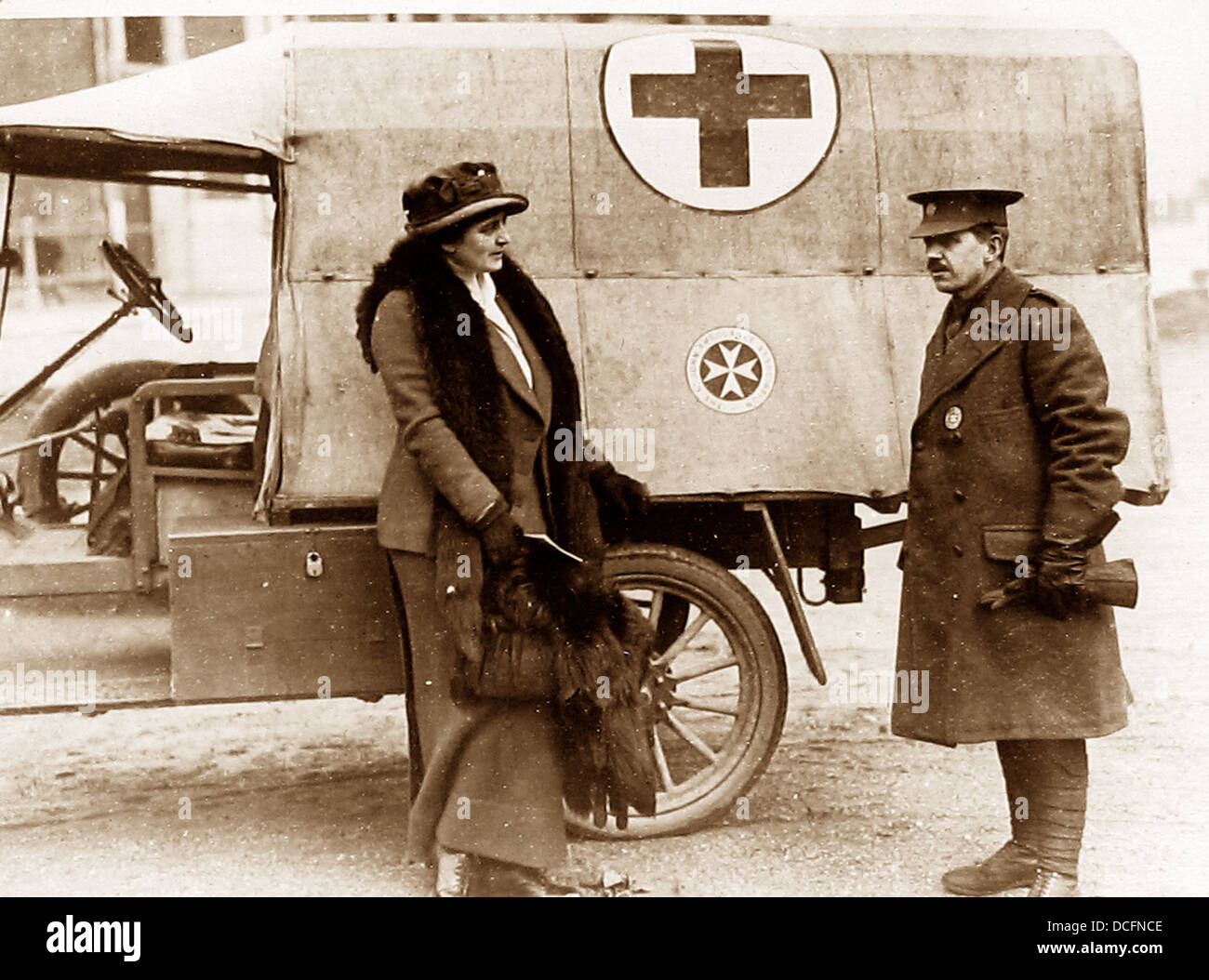 Maxine Elliot et sa voiture de la Croix Rouge pendant la WW1 Photo ...