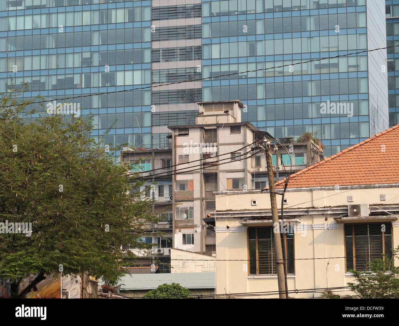 L'ancien bâtiment de la CIA, Saigon. Une photo de 1975 de personnes ...