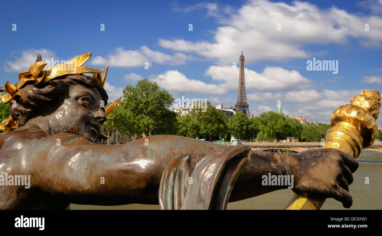 Tour eiffel et statue sur le pont alexandre iii Banque de photographies ...