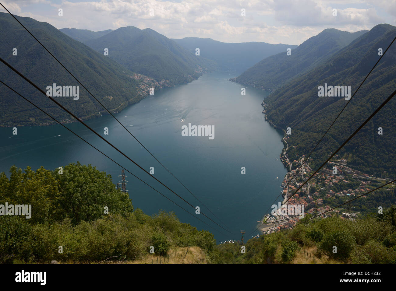 Argegno téléphérique à Pigra Lac de Côme en Italie, en vue de Pigra à ...