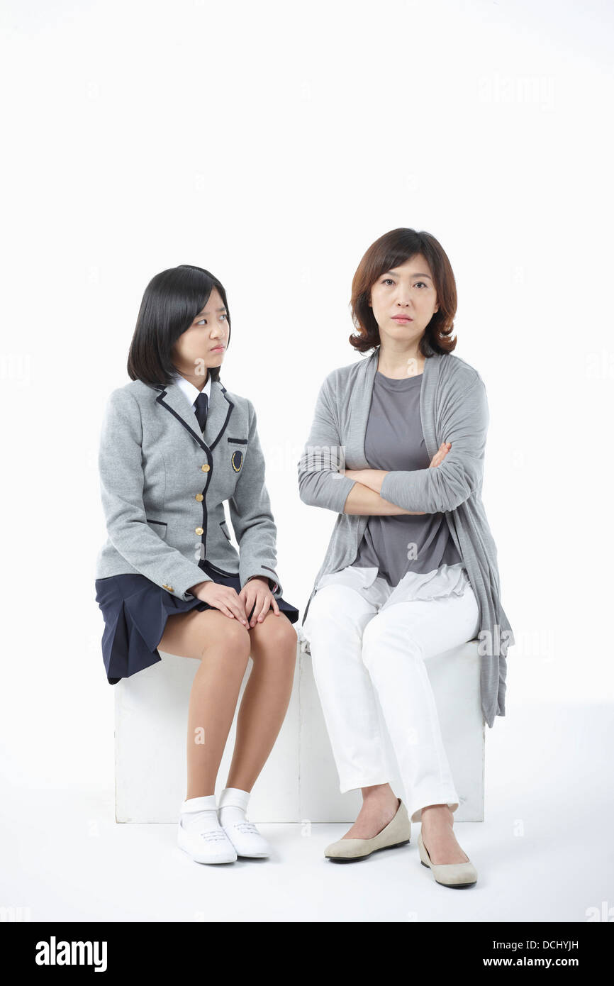 Une mère assise avec sa fille avec un uniforme scolaire Photo Stock - Alamy