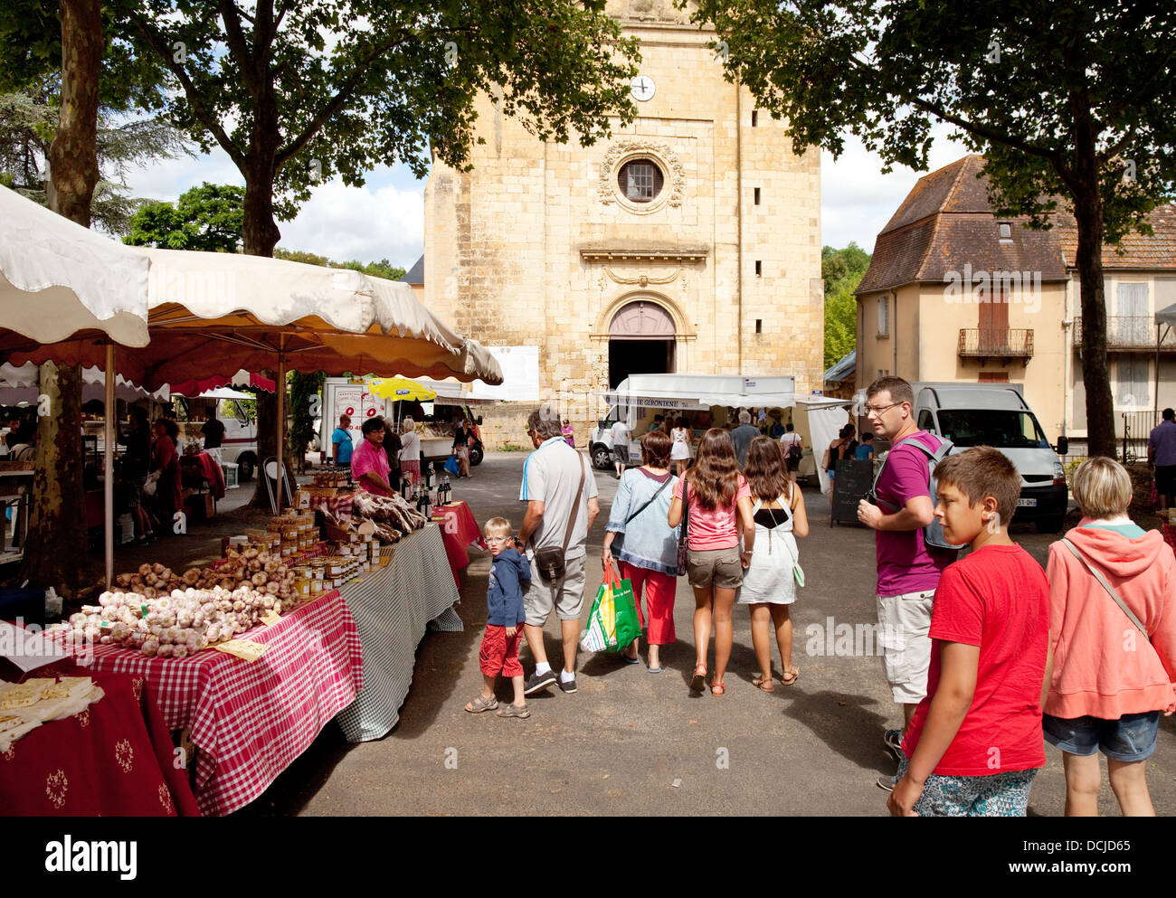 Les gens du shopping dans un marché de village français, Ste Alvere ...