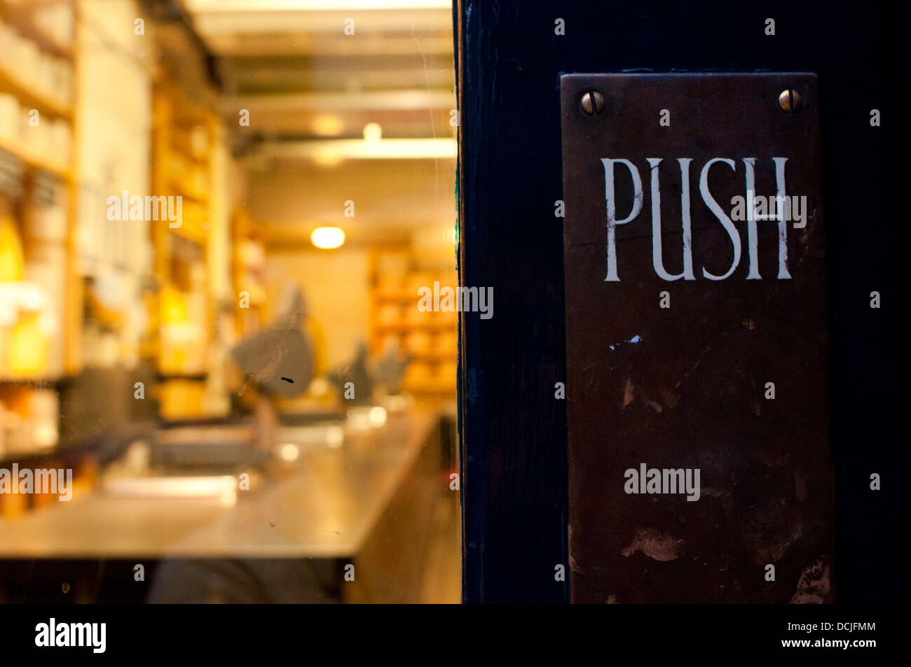 Push door sign Banque de photographies et d’images à haute résolution ...