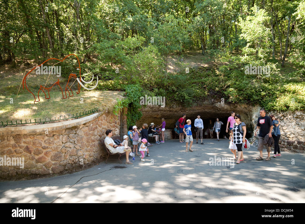 Les touristes en attente à l'entrée pour une visite de la Grotte de ...