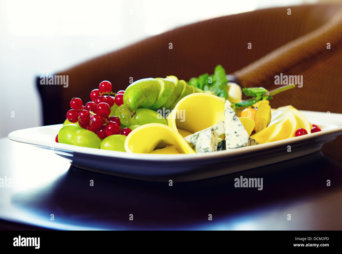 Assiette De Fromage Et De Fruits Banque d'image et photos - Alamy