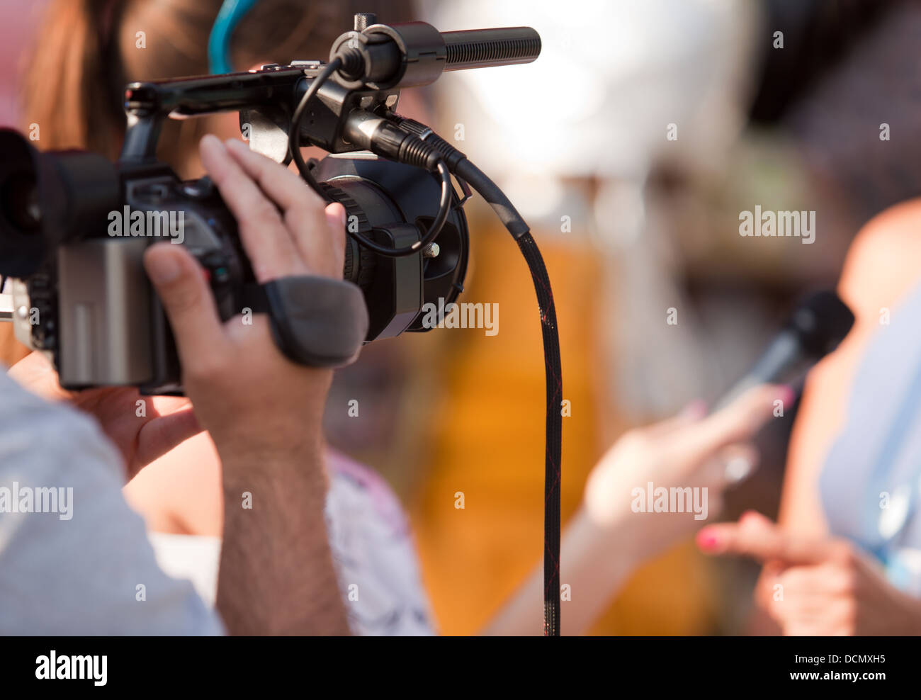 Microphone main tenant un journaliste menant une interview TV ou radio ...