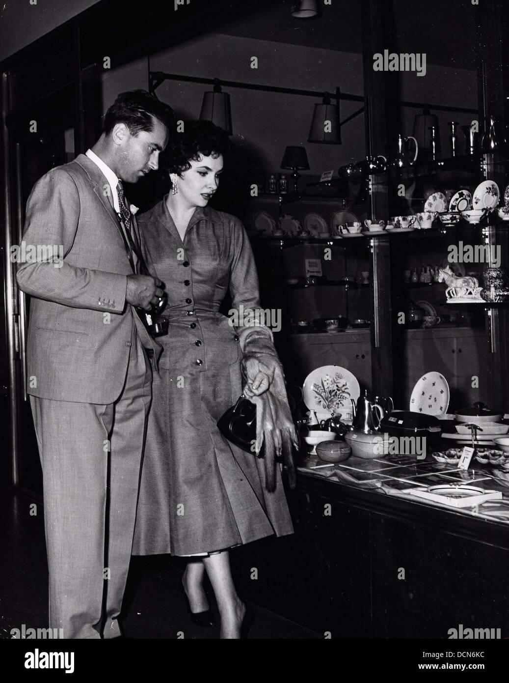 GINA LOLLOBRIGIDA avec mari Drago Milko Skofic.Fourni par Photos, inc ...