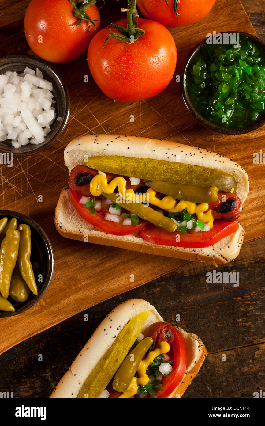 Style Chicago Hot Dog à la moutarde, cornichon, tomate, relish et ...