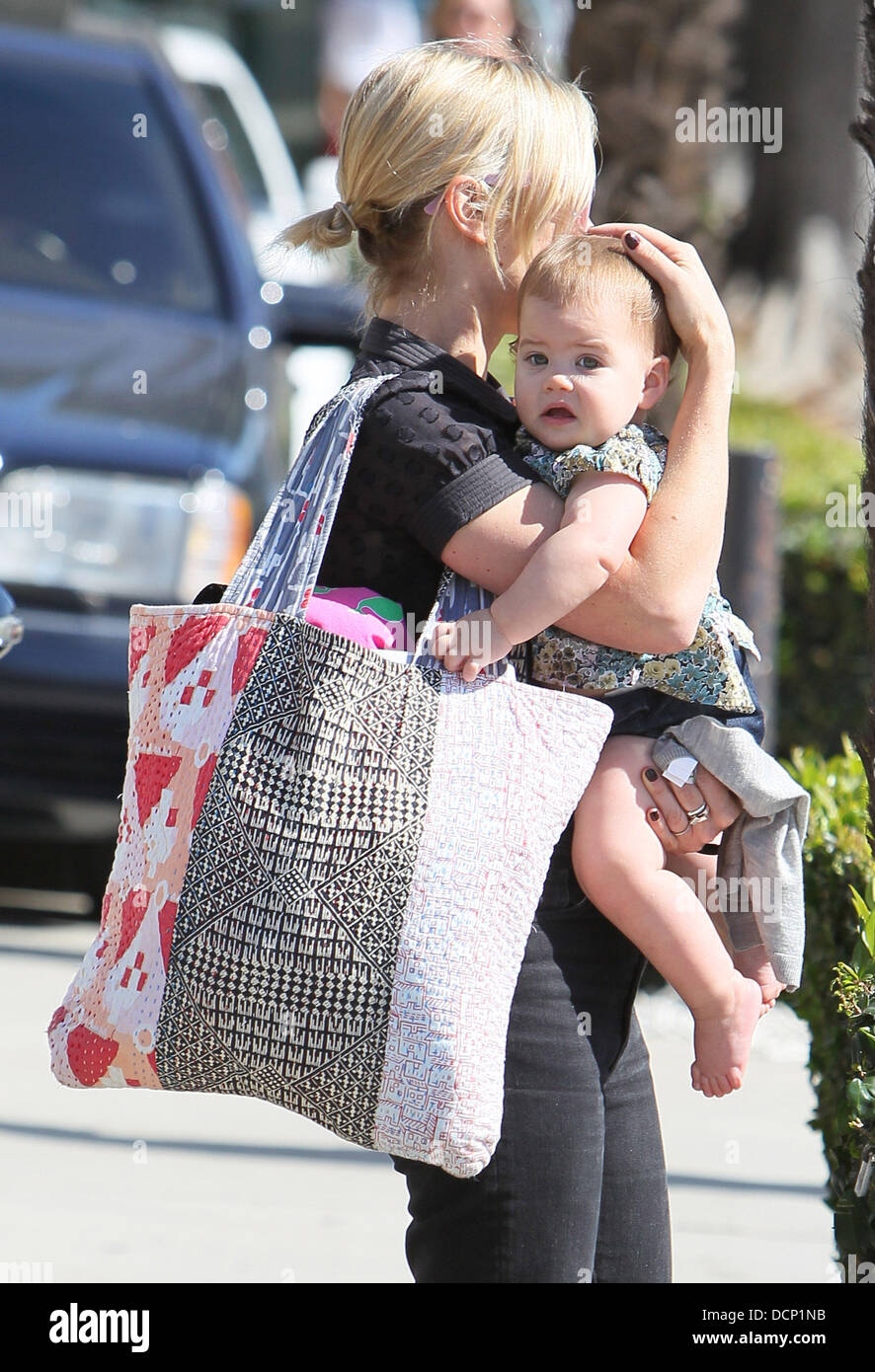 Brady Cunningham porte sa fille Marlowe qui quitte le Pain Quotidien ...