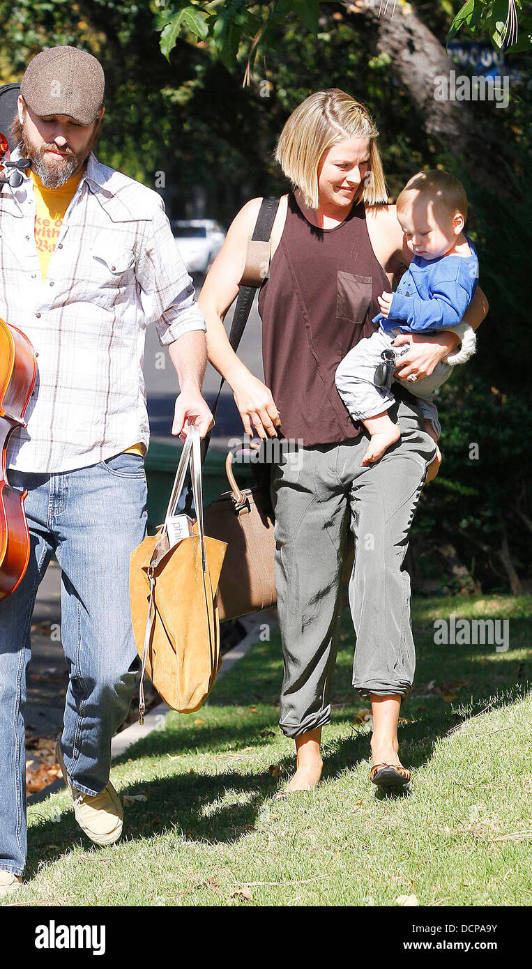 Ali Larter prend son bébé Theodore Hayes MacArthur à 'Mami et moi' de ...
