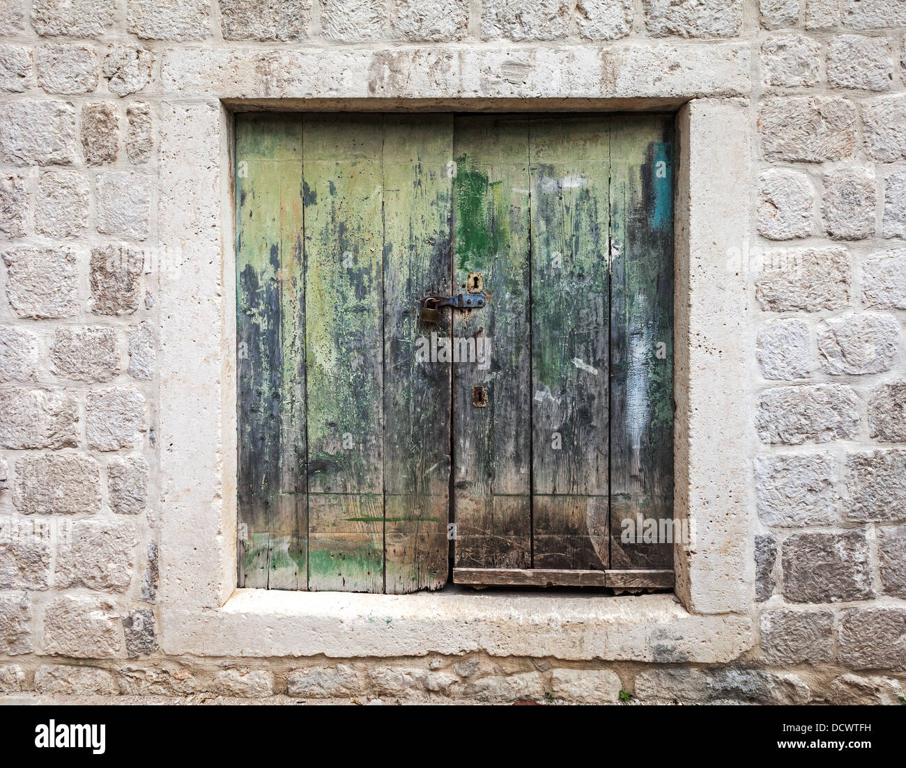Mur de pierre et porte Banque de photographies et d’images à haute ...