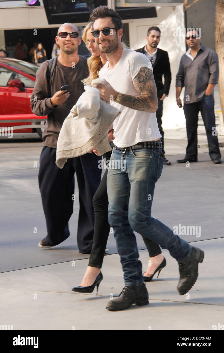 Adam levine celebrity arrivals basketball Banque de photographies et d ...