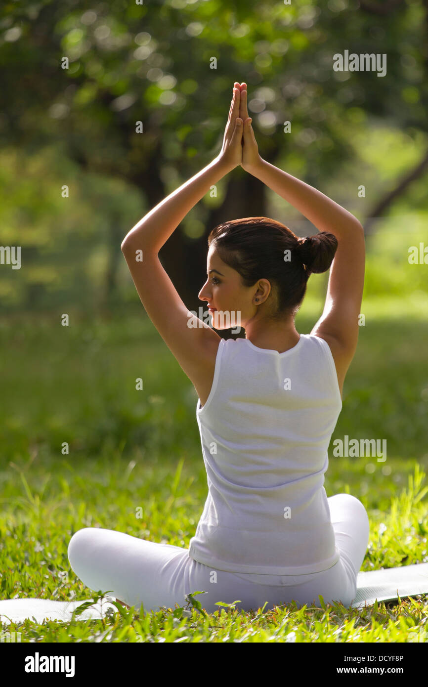 Position de prière mains levées Banque de photographies et d’images à ...