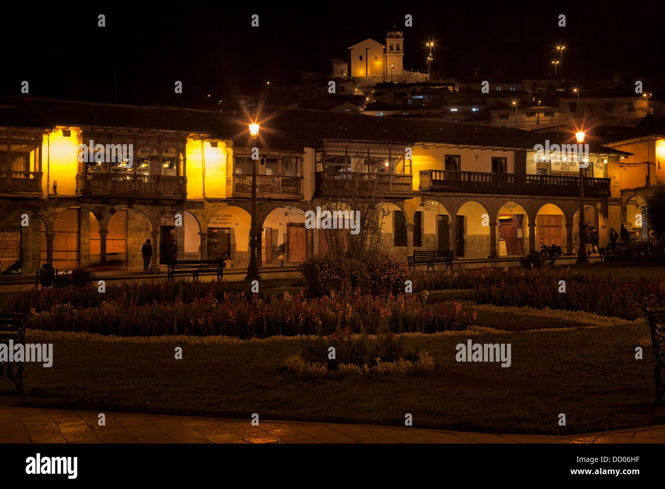 Cuzco by night : arcade en pierre bordée d'arches en pierre et des ...