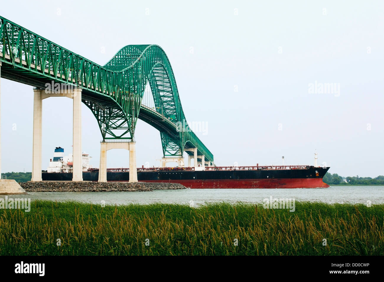 Navire passant sous un pont routier Banque de photographies et d’images ...