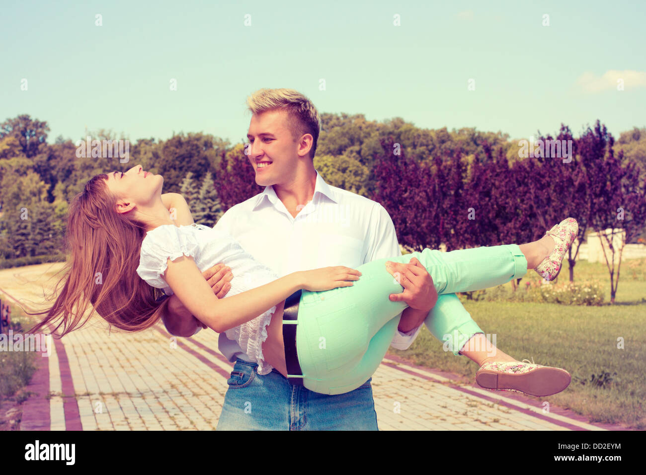 Fille embrasse Banque de photographies et d’images à haute résolution ...