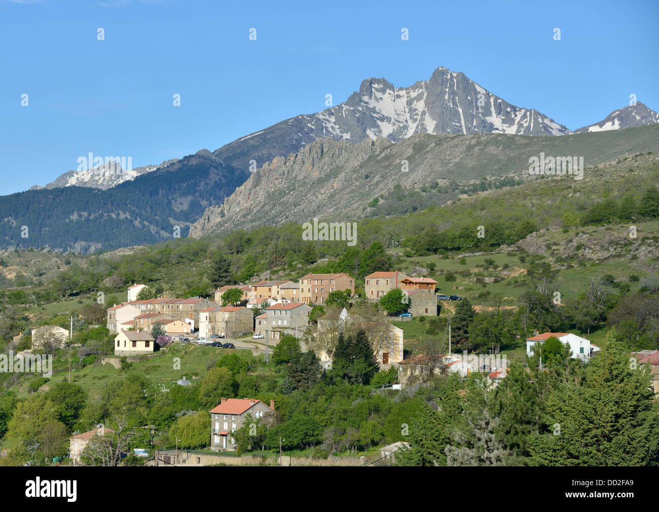 Vue aérienne du village de Calacuccia, vallée du Niolo, Massif Central ...