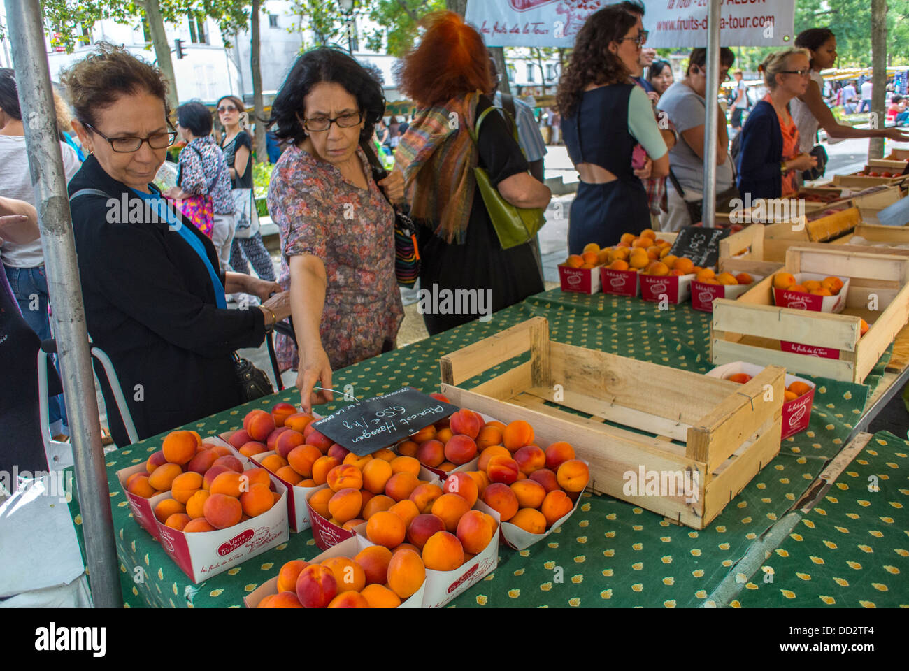 Women at bastille market paris Banque de photographies et d’images à ...