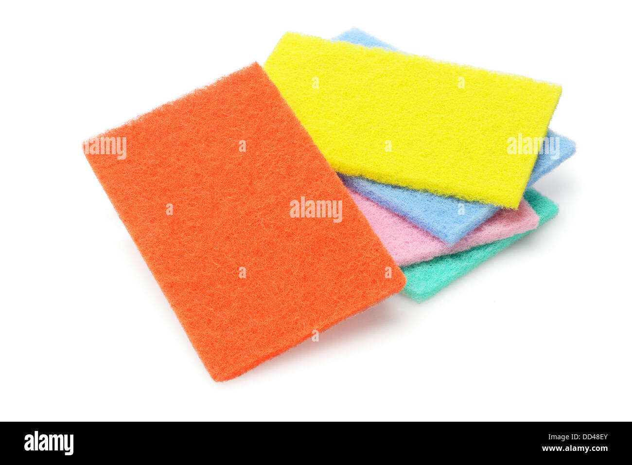 Éponges de cuisine colorés sur fond blanc Photo Stock - Alamy