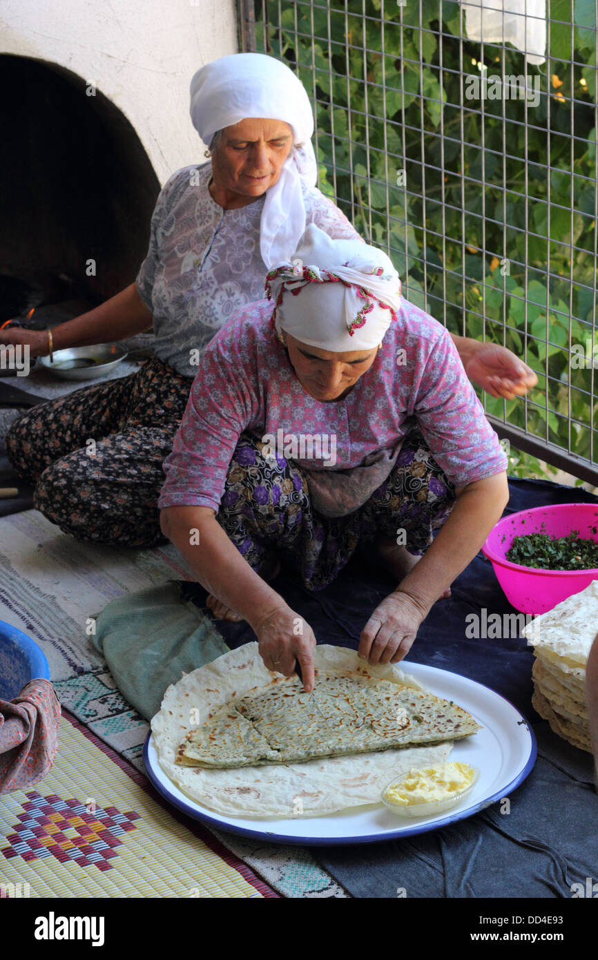 Fabrication du pain traditionnel Banque de photographies et d’images à ...
