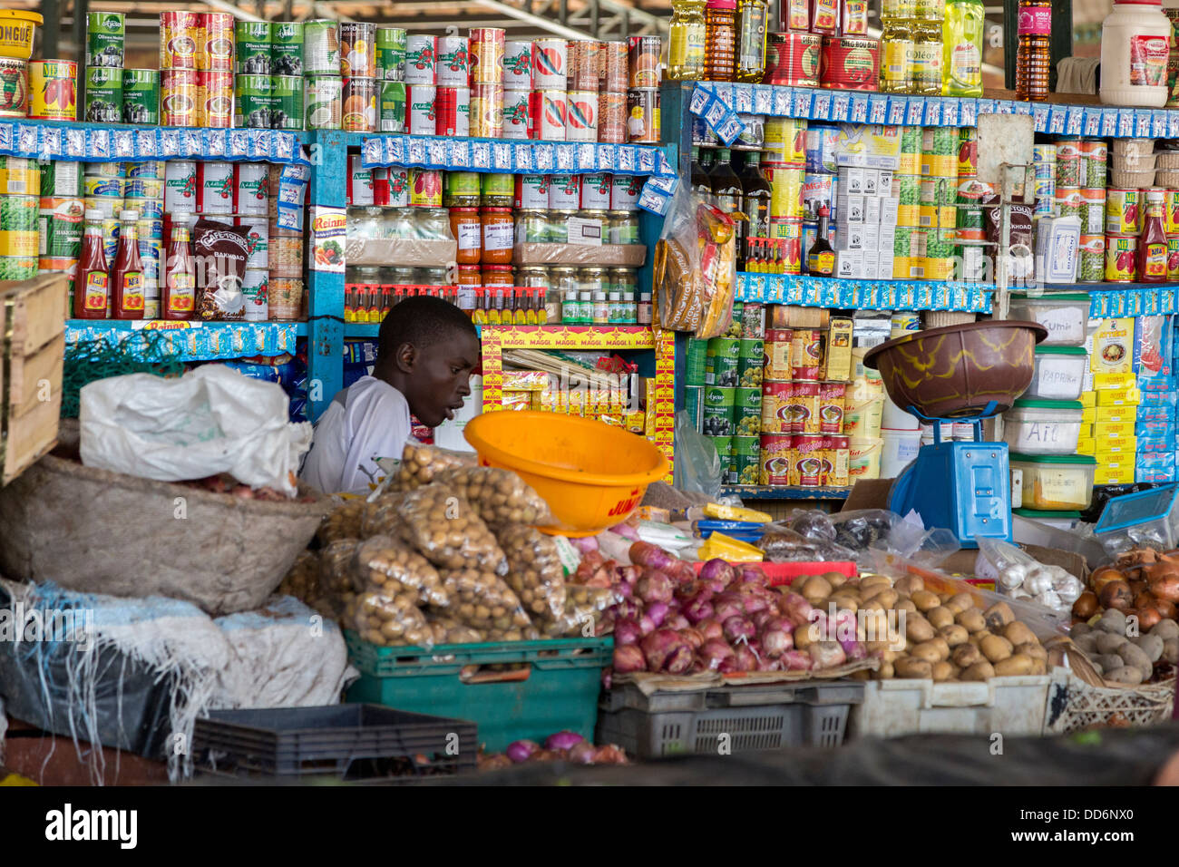 Dakar, Sénégal. Le marché Kermel,. Vendeur de légumes et les conserves ...