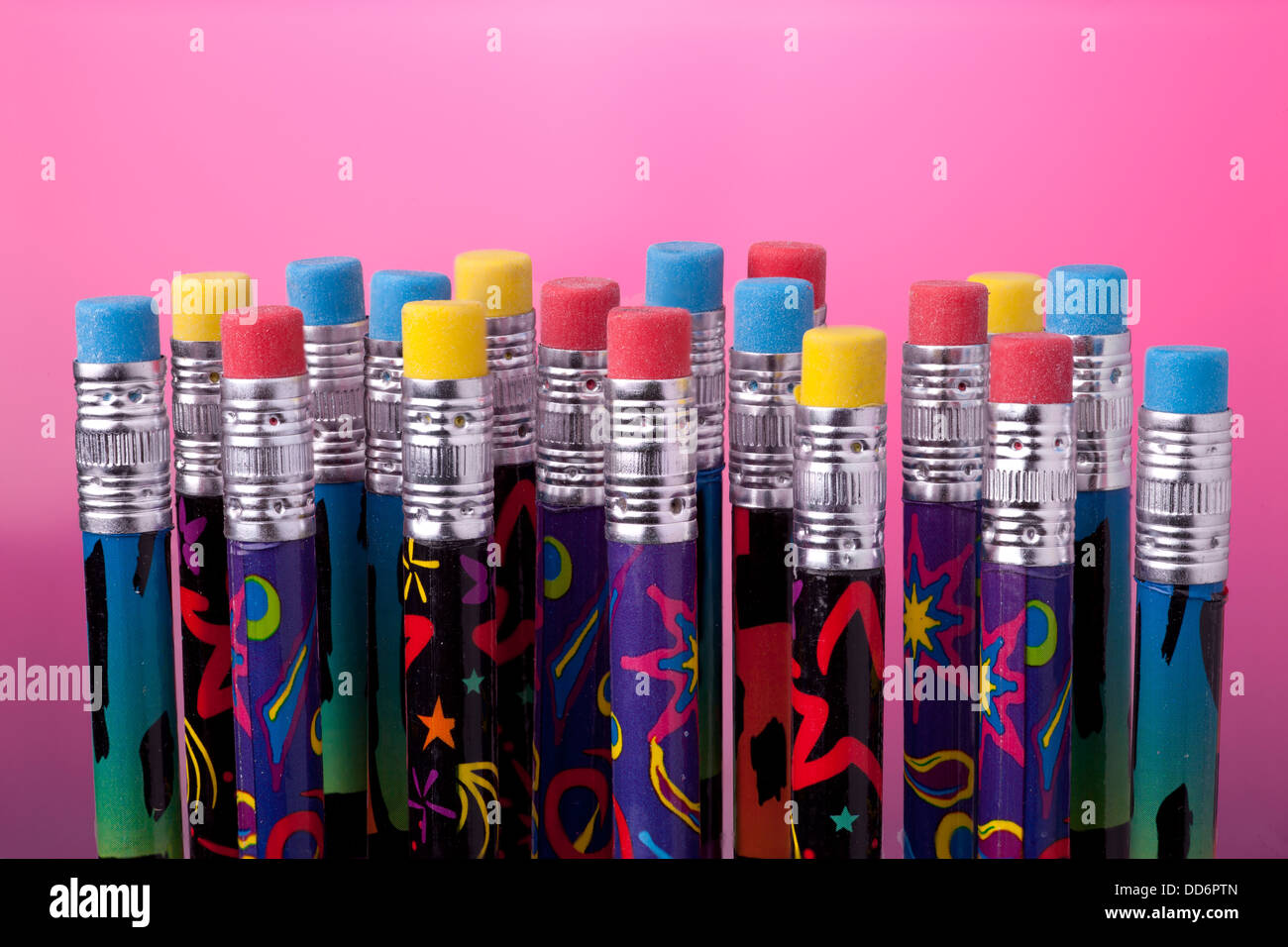 Crayons jaunes avec gommes Banque de photographies et d’images à haute ...